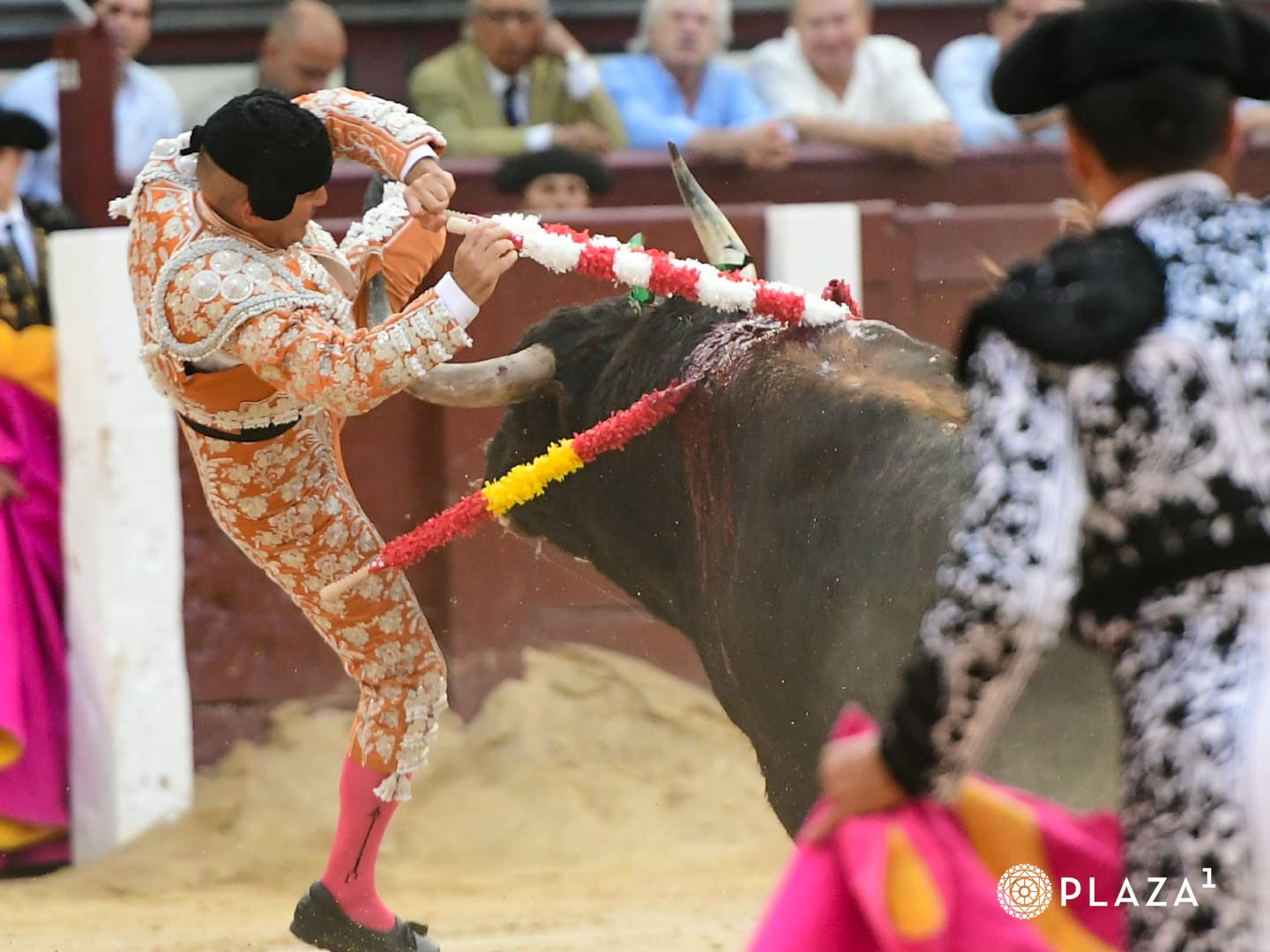 Susto para el banderillero Víctor Manuel Martínez tras ser prendido por ...
